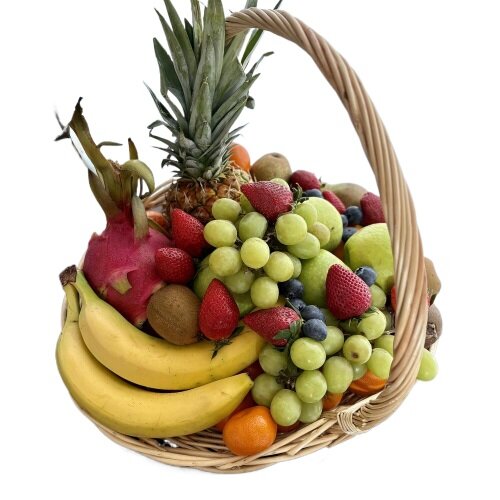 Корзина с фруктами "№9",( виноград, ананас, клубника, киви, апельсин, питахайя, голубика, яблоки, мандарины, груши)