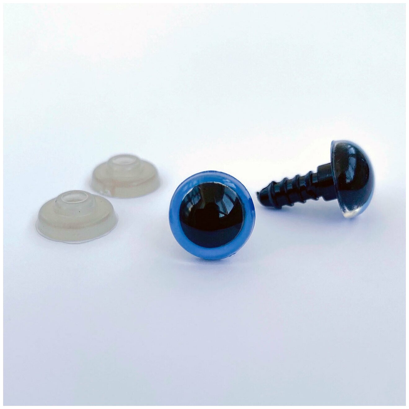 Пластиковые винтовые глазки с заглушками/фиксаторами - 20 шт (10 пар), 14 мм, синие с черным зрачком, на безопасном креплении