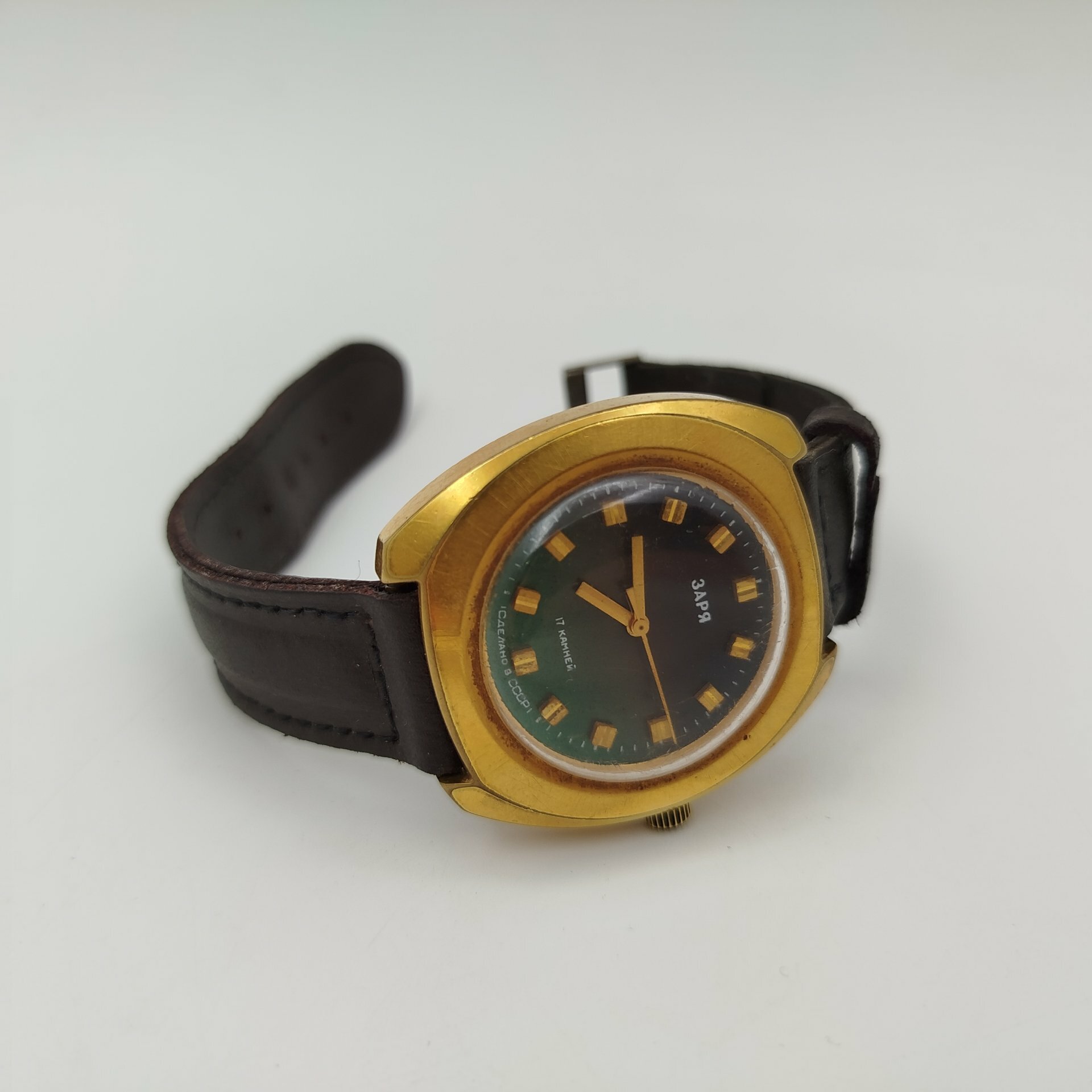 Часы наручные "Заря. Противоударные. Пылезащитные", металл, стекло