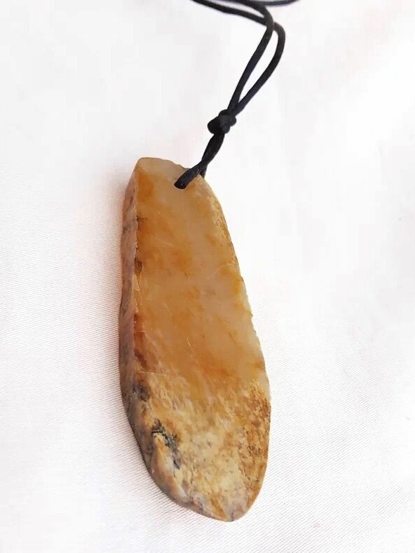 Подвеска, нефрит