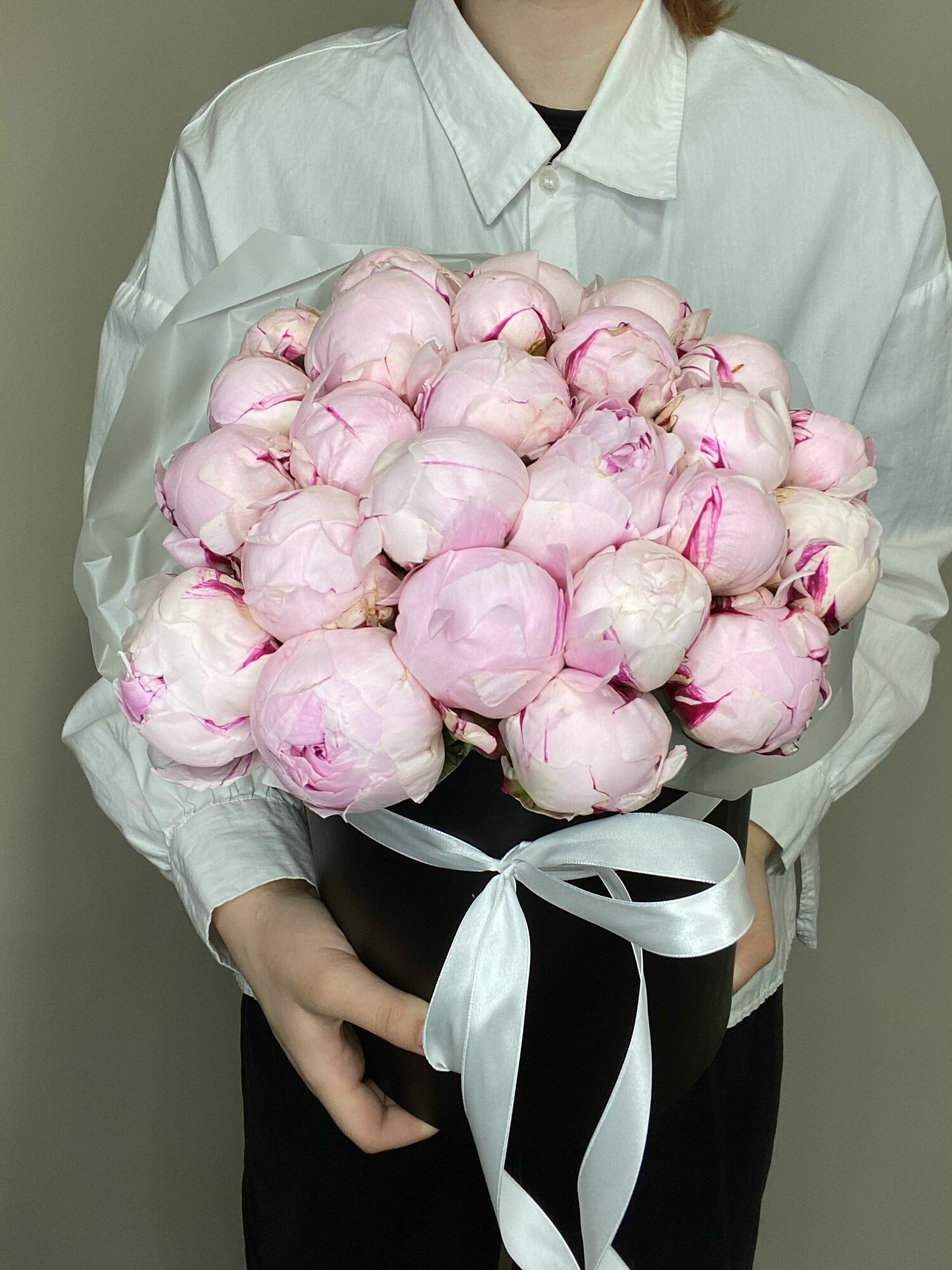 Коробка с пионами