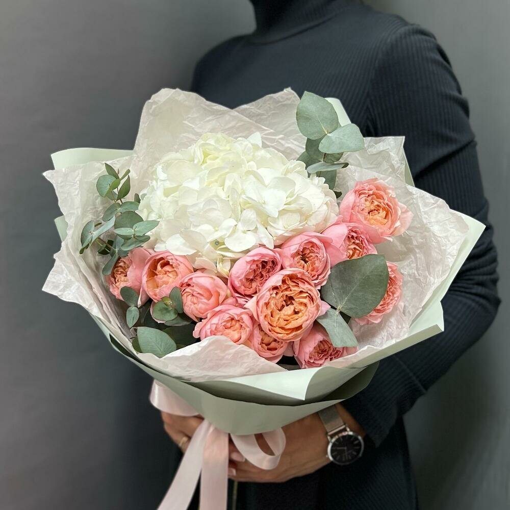 Букет из белой гортензии с кустовой пионовидной розой Джульетта и эвкалиптом