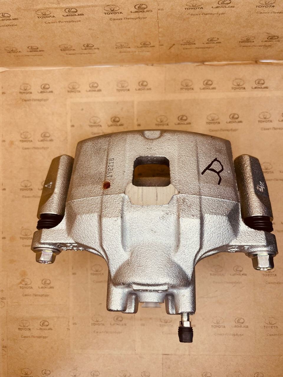 4605B162 Суппорт тормозной правый Mitsubishi