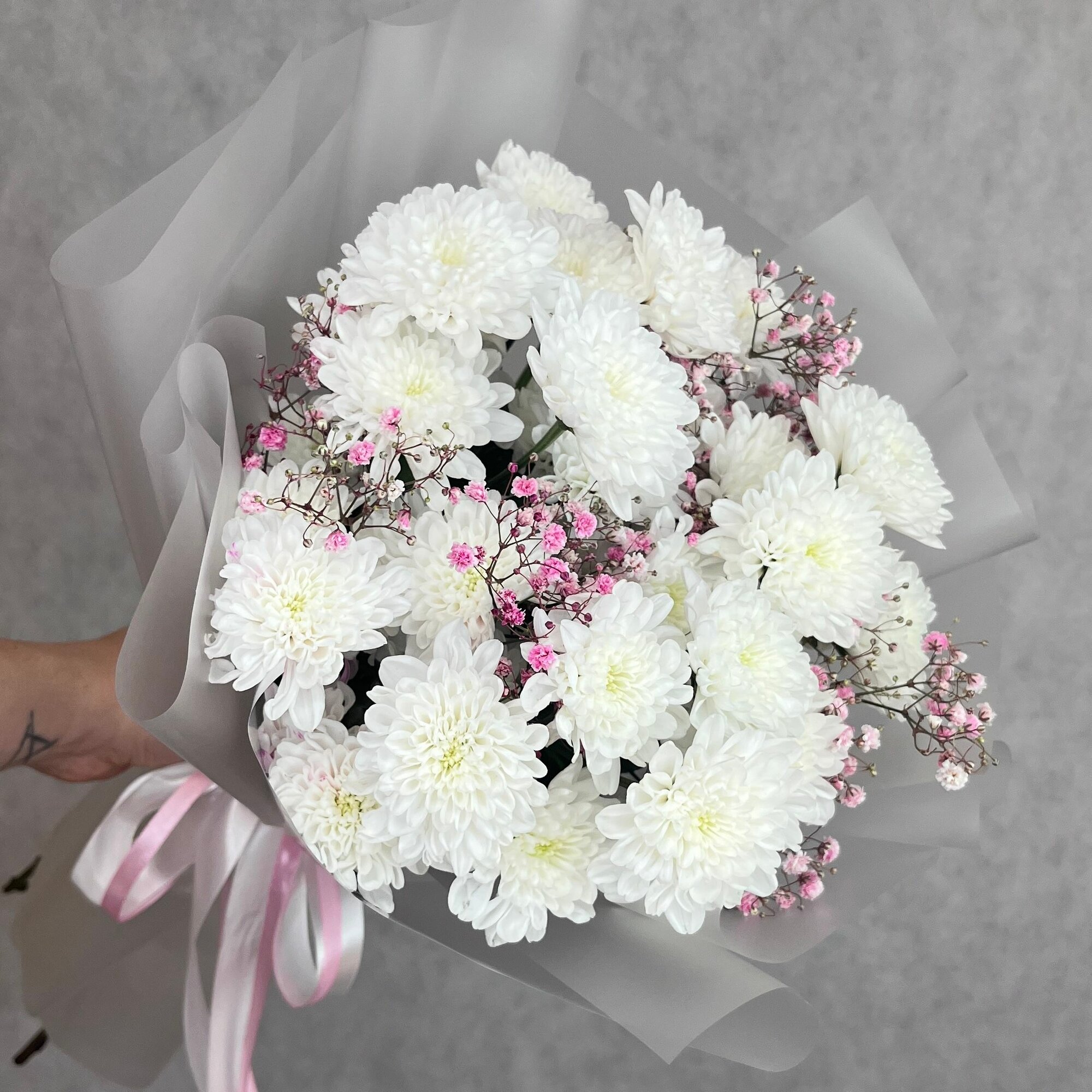 Дуо букет Moonlight M из кустовой хризантемы Алтай и розовой гипсофилы Тинтейд