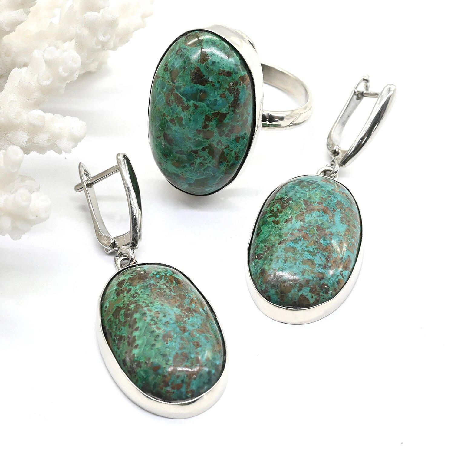 Комплект бижутерии: серьги, кольцо, хризоколла