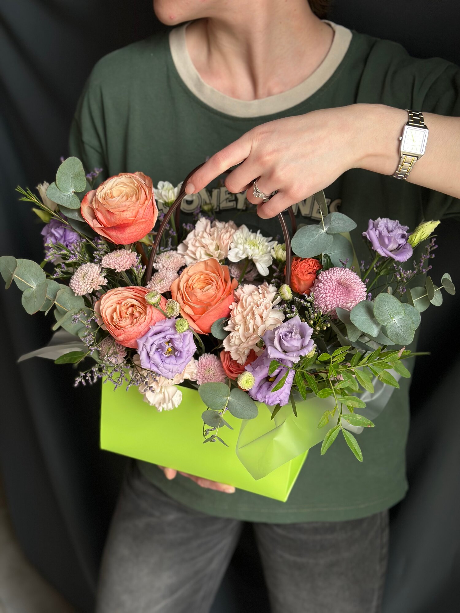 Композиция "День знаний", Бутон, сумка, розы, эустомы, зеленый, 9 цветов