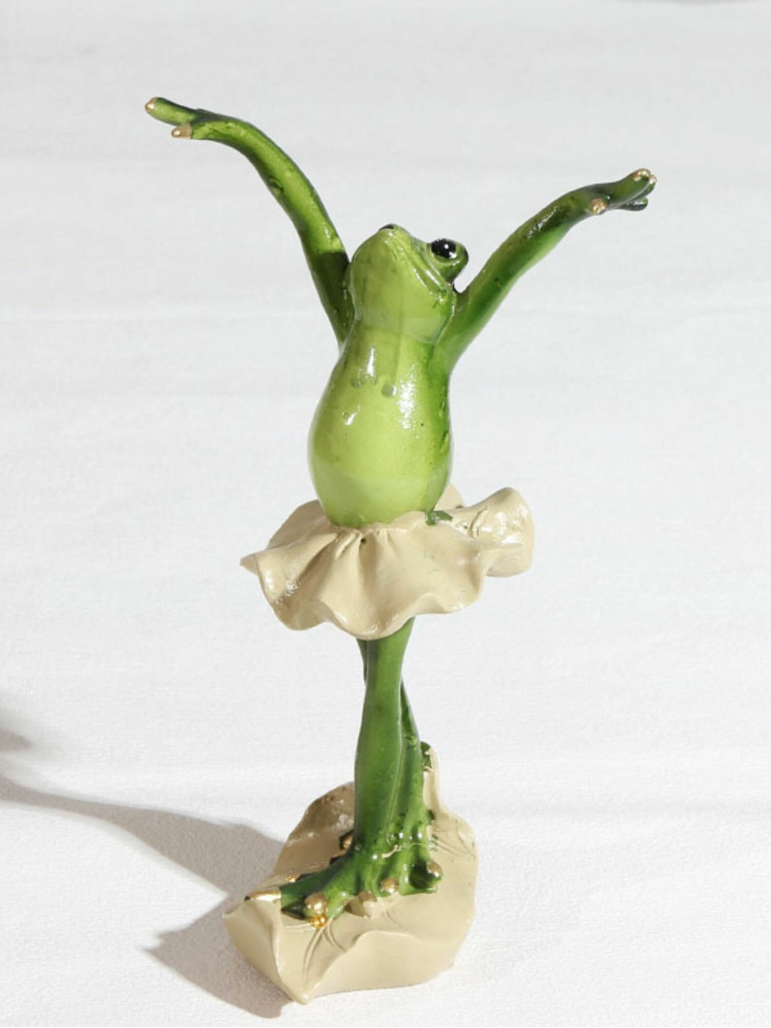 Статуэтки, лягушка для занятий йогой, украшения, тумбы для телевизора, винные шкафы у входа, украшения в виде животных