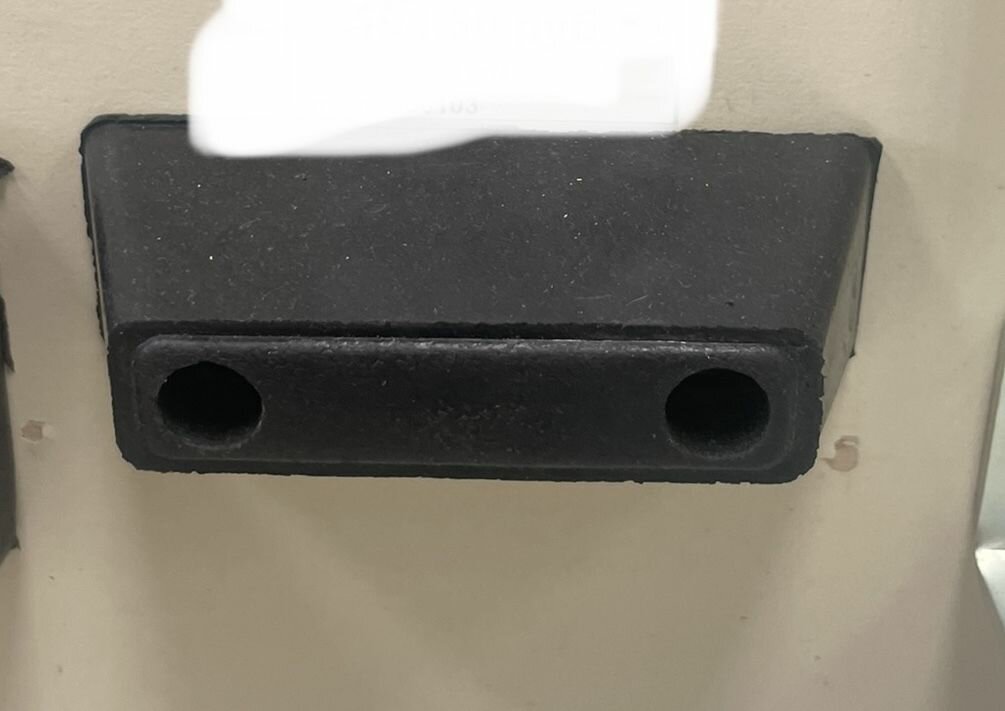 Буфер отбойник резиновый для двери 103х35х40 2 шт.