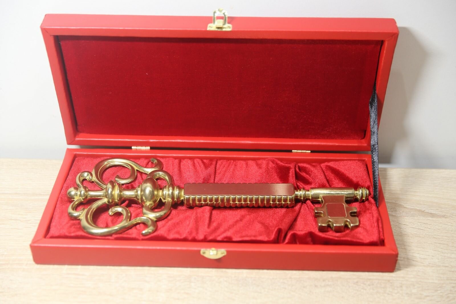 Ключ сувенирный, латунь.