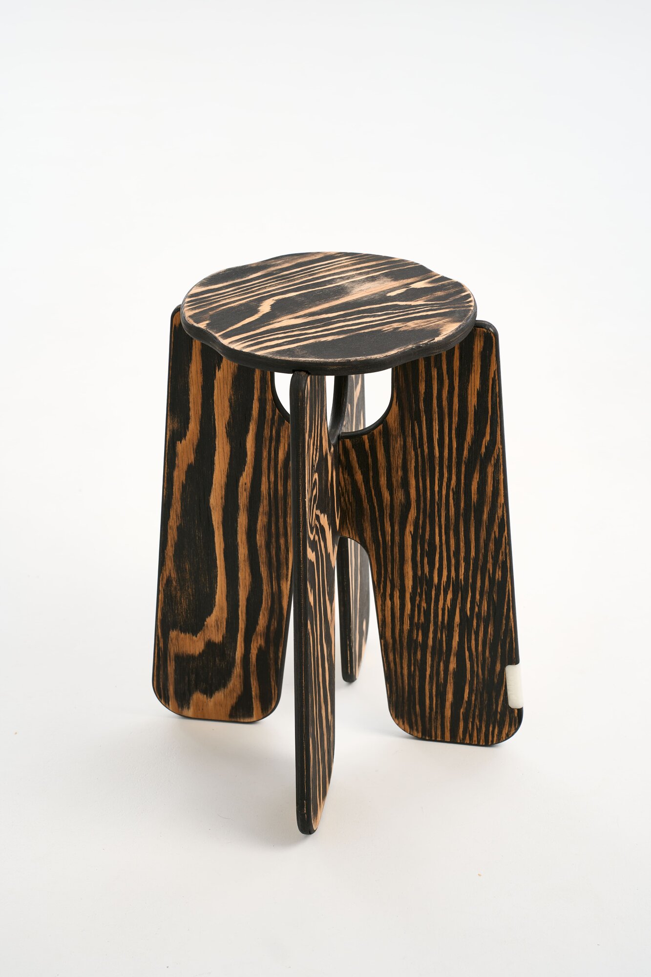 Stoul 01 от бренда Pluka черного цвета / Подставка, столик, стул, арт-объект