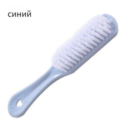 Мягкая щетина не повреждает обувь, а щетка для доски с длинной ручкой является многофункциональным артефактом очистки