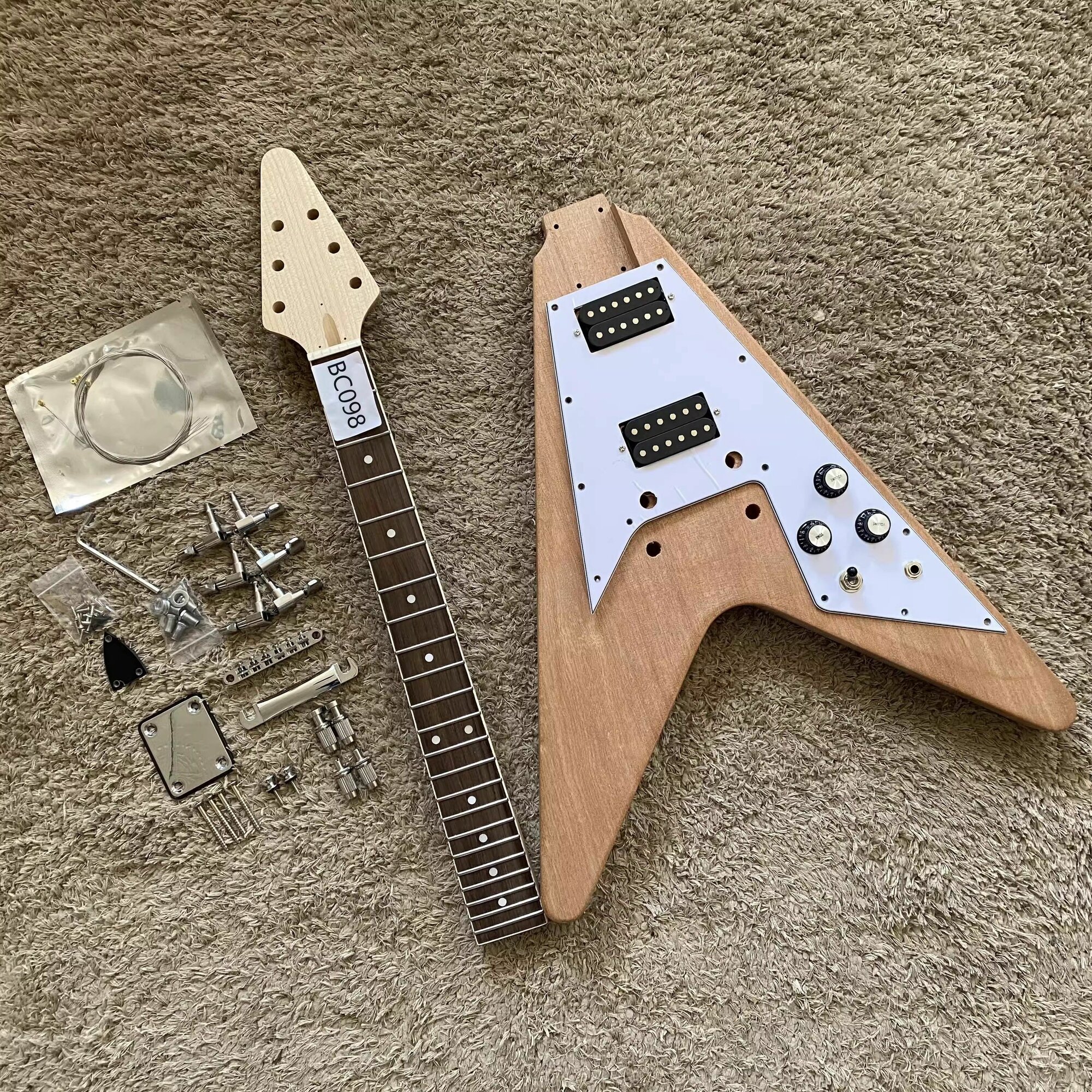 Набор для сборки гитары Flying V (электрогитара) - цельный корпус из махогони, грифель клен+розовое дерево, комплект тумблеров и креплений"