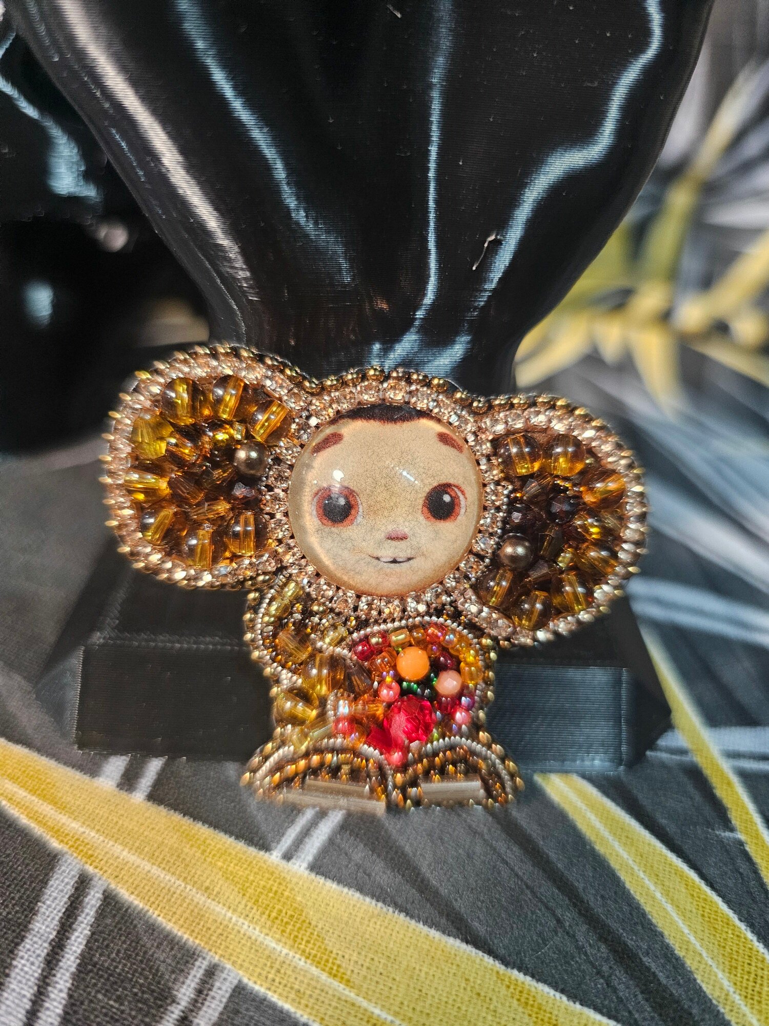 Брошь, стразы