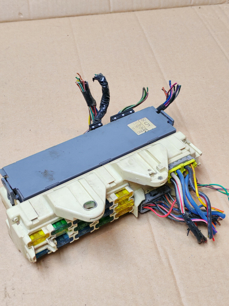 Блок предохранителей салона Mazda 626 GE