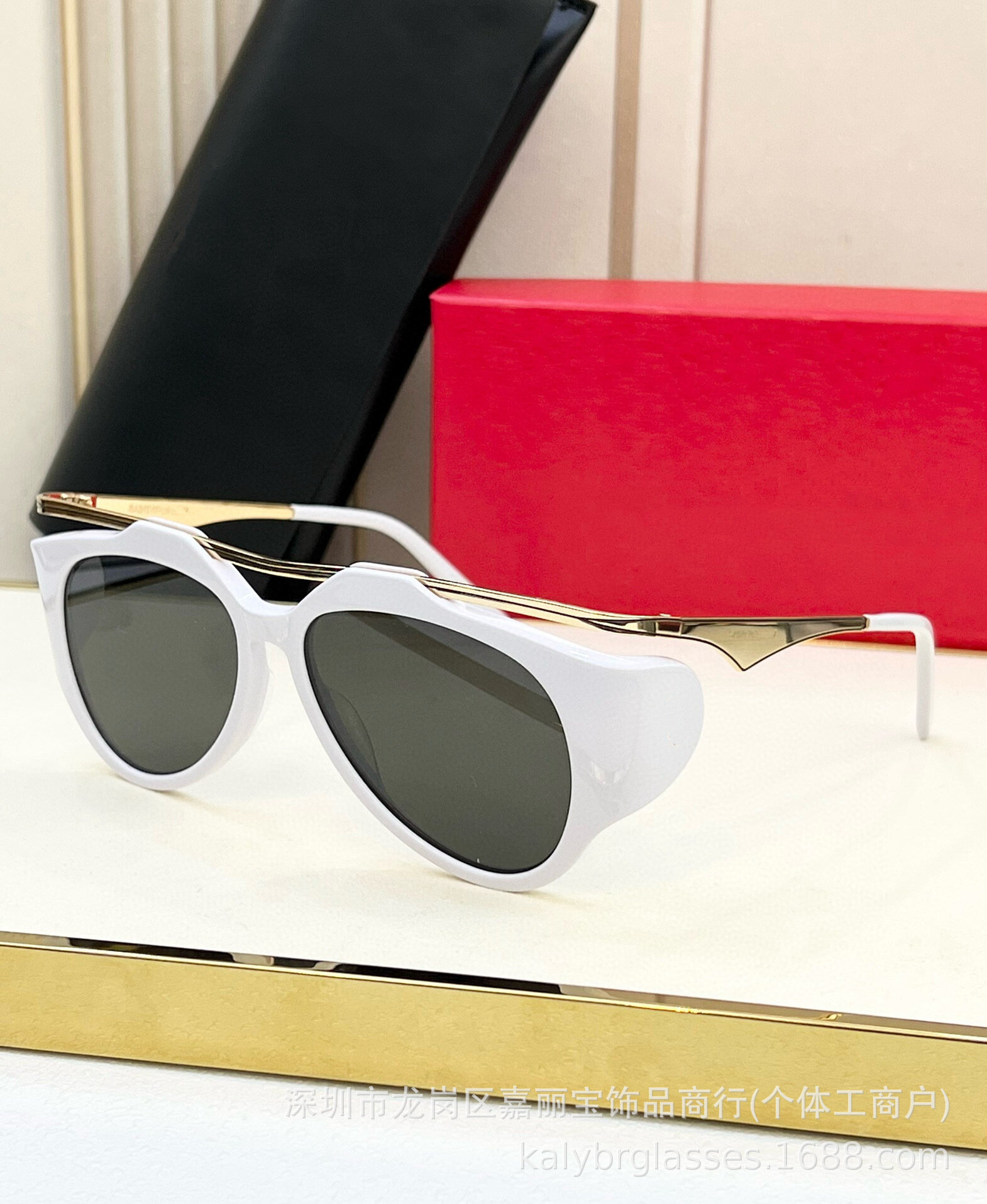 Солнцезащитные очки