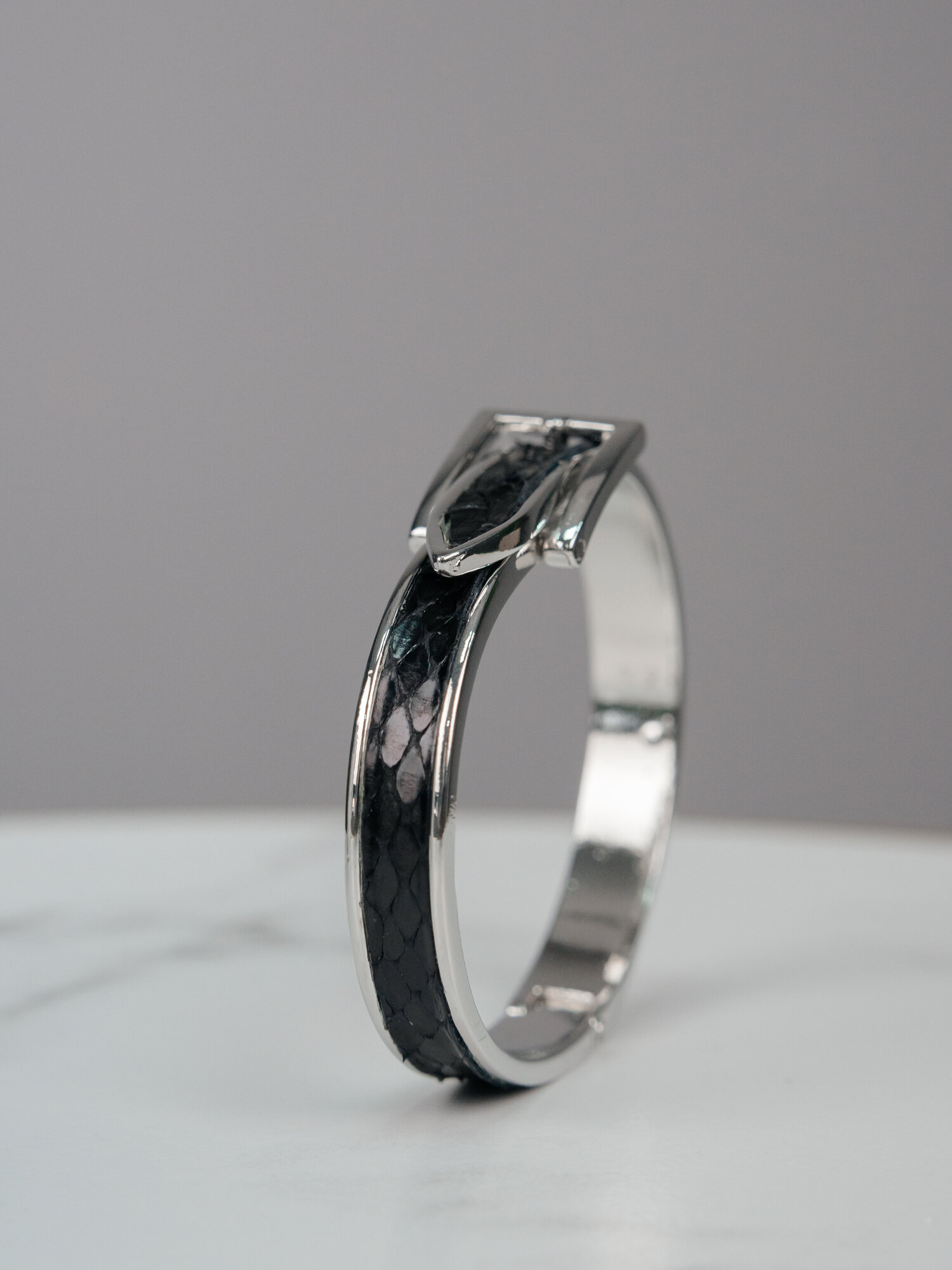 Жесткий браслет Sefaro, кожа