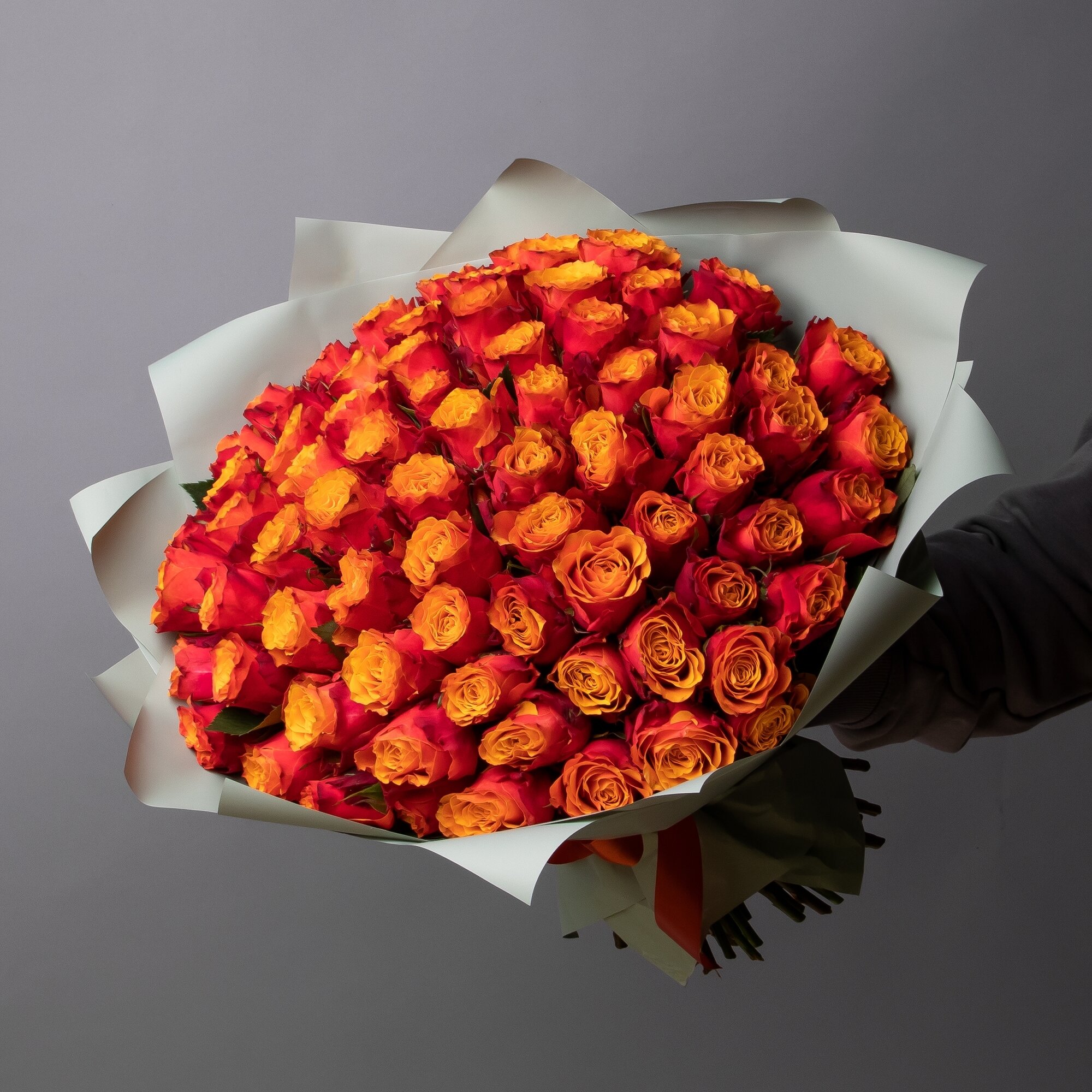 Букет Роза "Оранж Вейв" 75 шт Высота 40 см в коробке и аквабоксе от "Простоцветы"