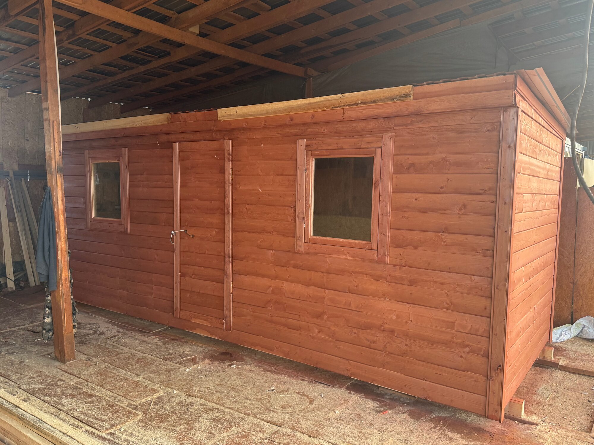 Бытовка 6х2.3 распашонка с отделкой ОСБ, снаружи имитация бруса, 2 окна, утепленная