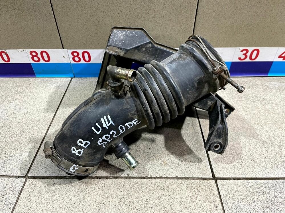 Патрубок воздушного фильтра Nissan Bluebird 165852J205