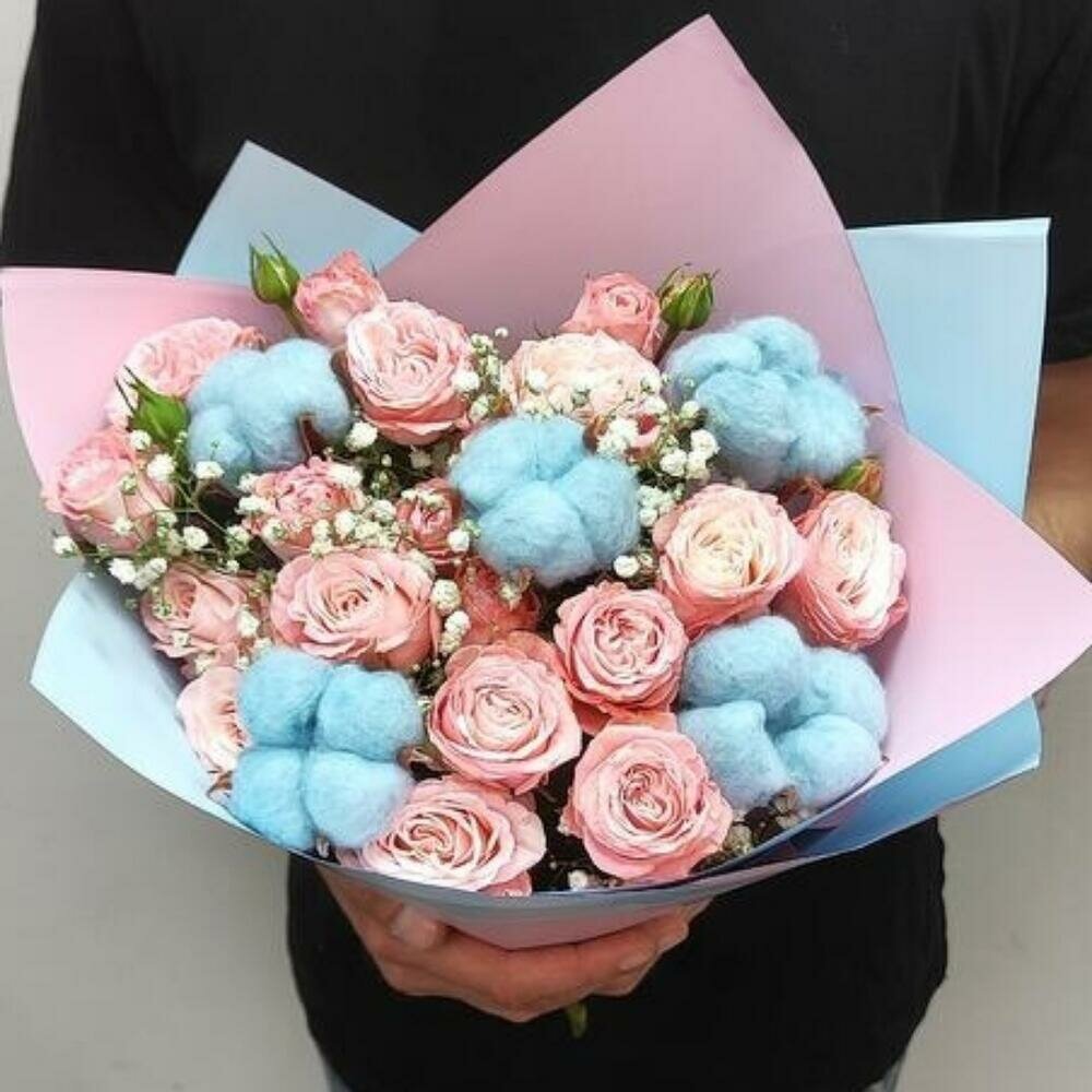 Букет " Милый Комплимент" легкий и воздушный букет с Кустовой розой в сочетании с хлопком и гипсофилой