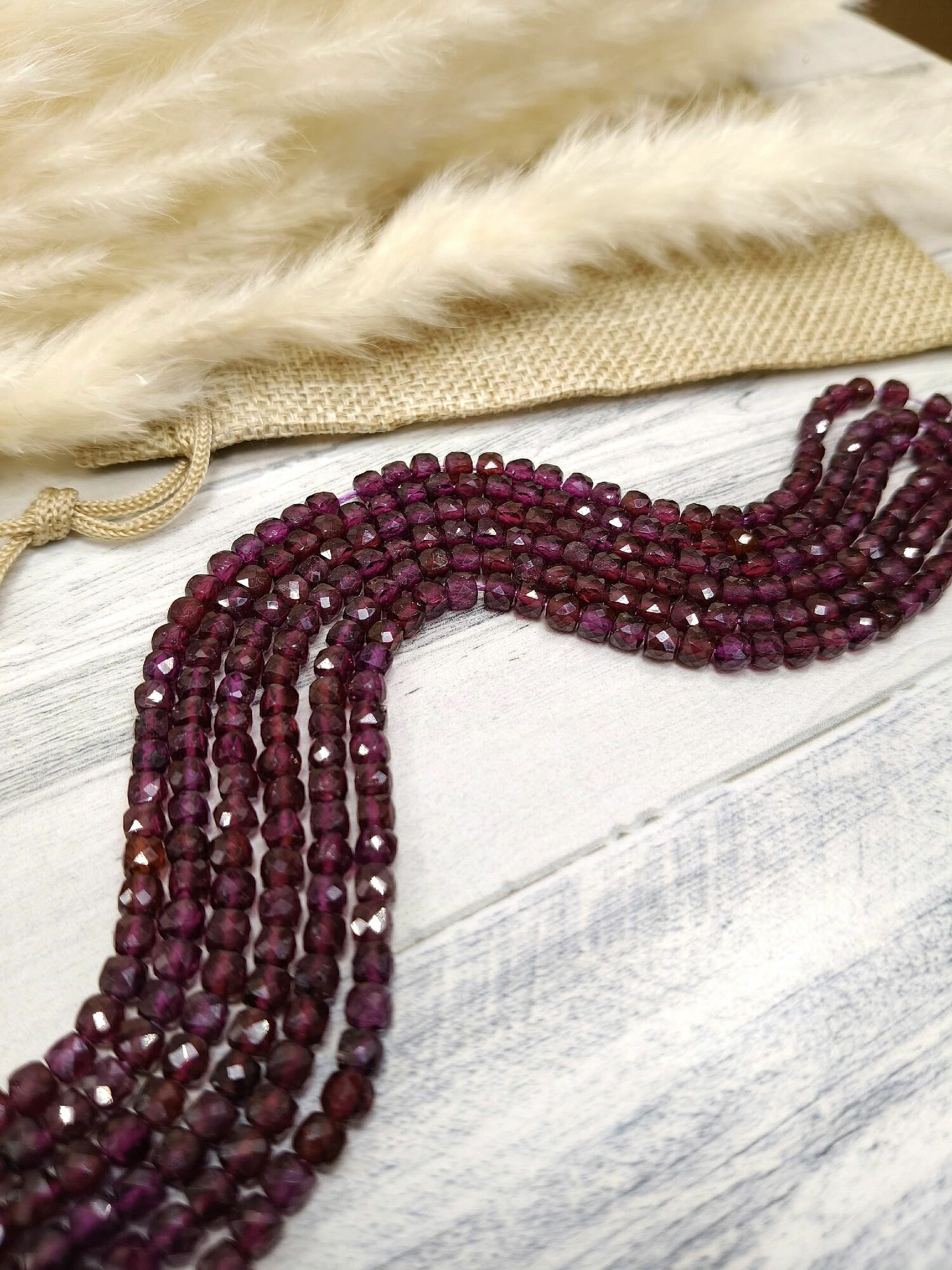 Бусины гранат альмандин АА кубик граненый 4 мм (нить 38-39 см), Suntrim