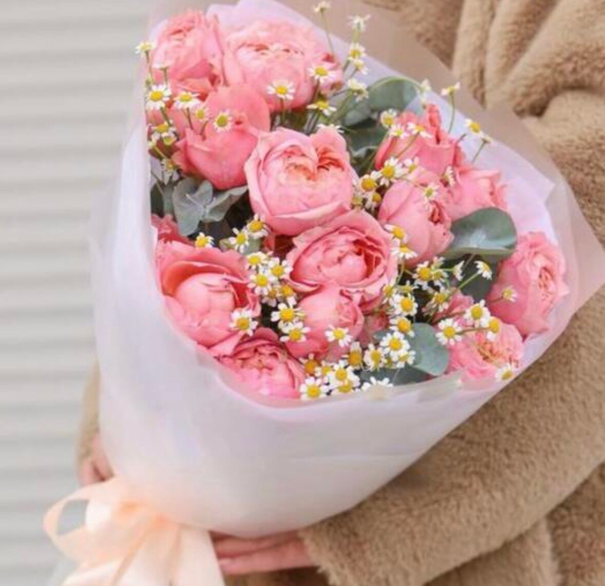 Букет кустовые пионовидные розы Джульетта и кустовые ромашки с добавлением ароматного эвкалипта