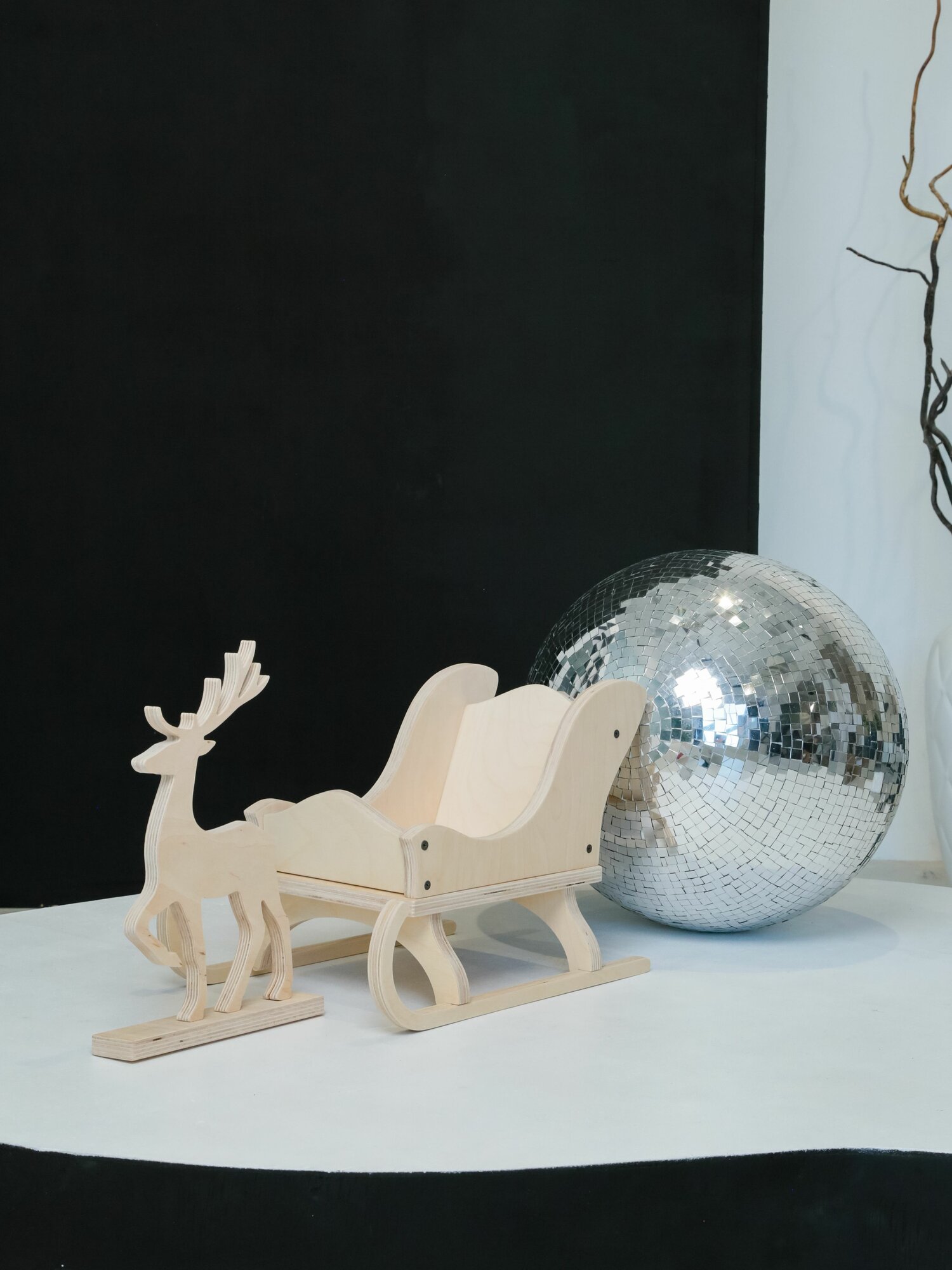 Новогодние сани и олень декоративные под елку деревянные