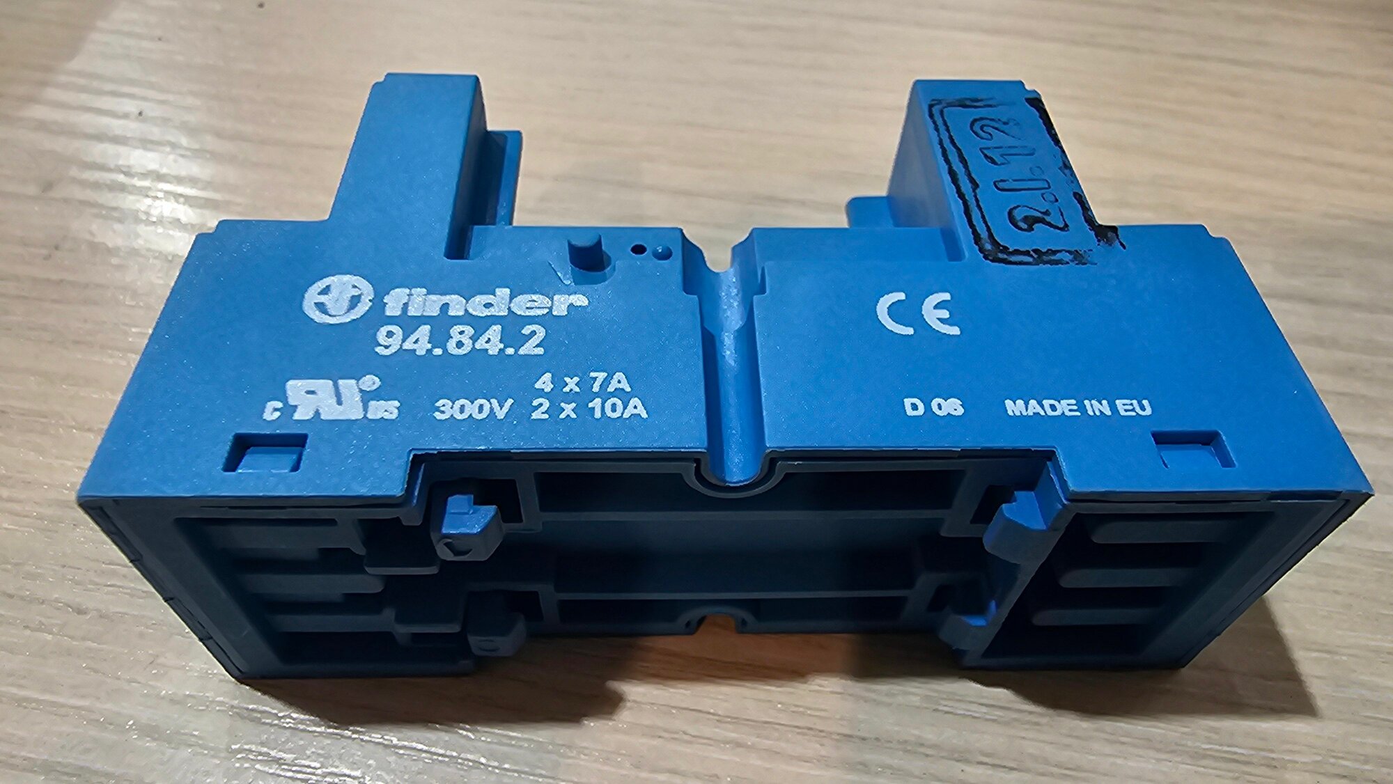 94.84.2 Розетка для реле 55.34, 55.32 и модуля 99.80 с комбинированными контактами; винтовые зажимы; синяя; 10А