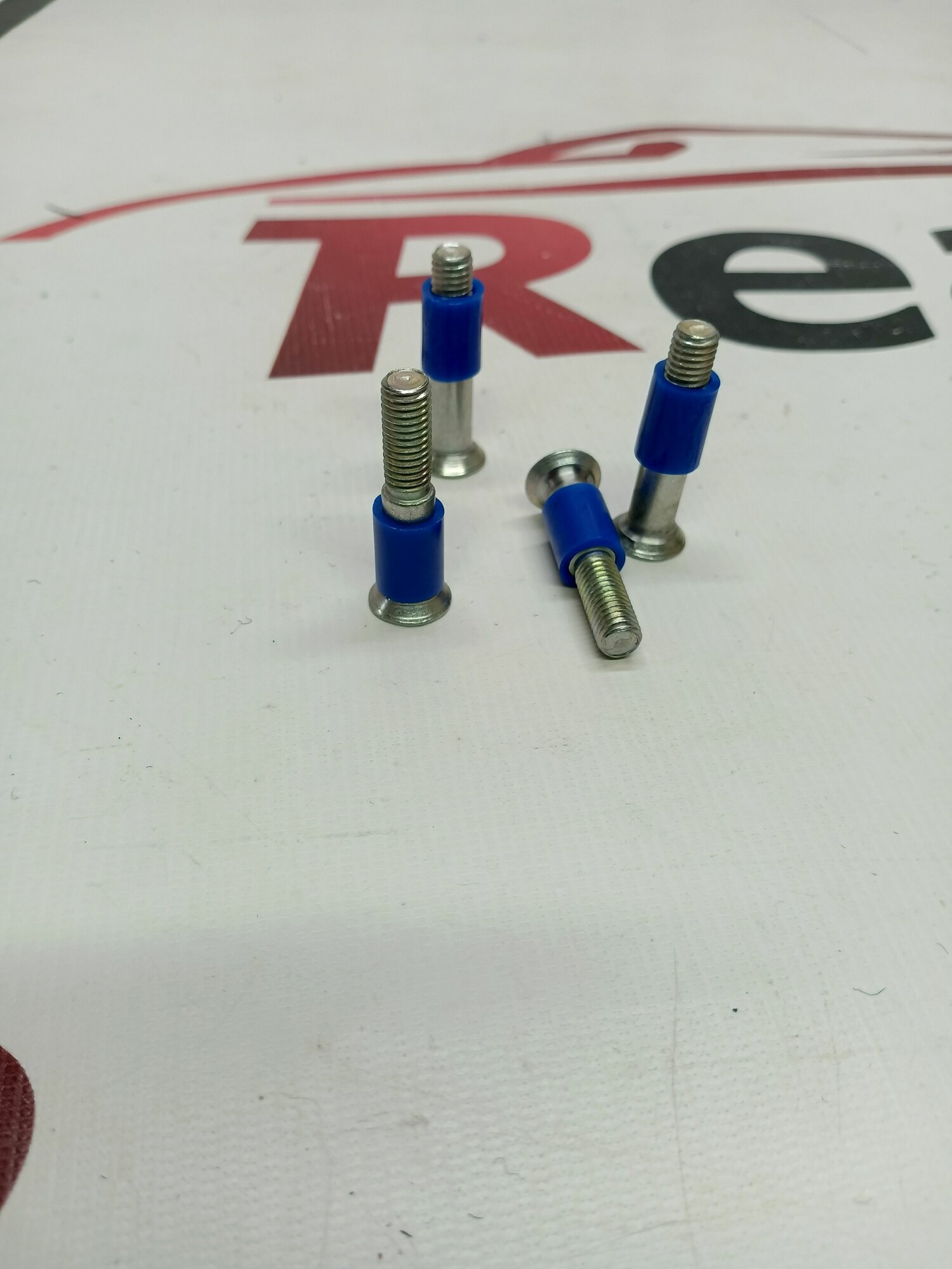 Бесшумные болты замков дверей c силиконовой вставкой для 1118-17-19, 2190-91-92-94 дацун (4 шт.)