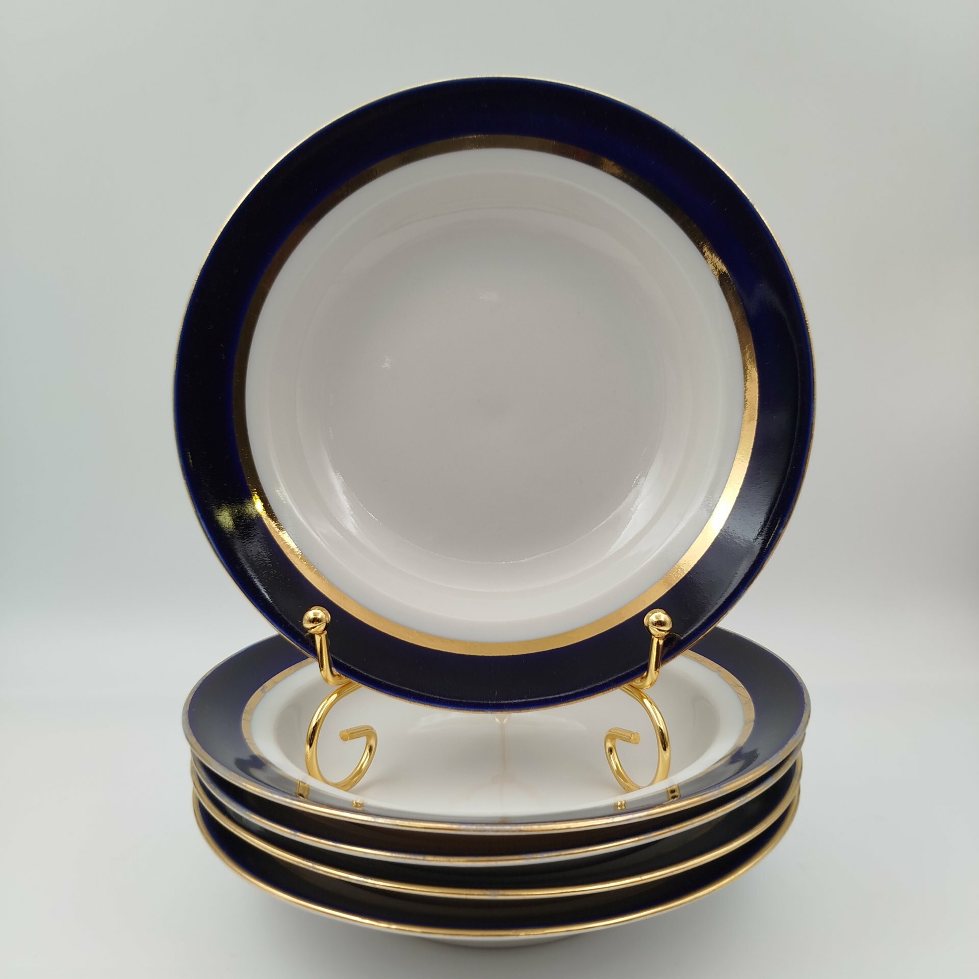 Набор из 5-ти суповых тарелок, украшенных ленточным орнаментом, фарфор, крытье