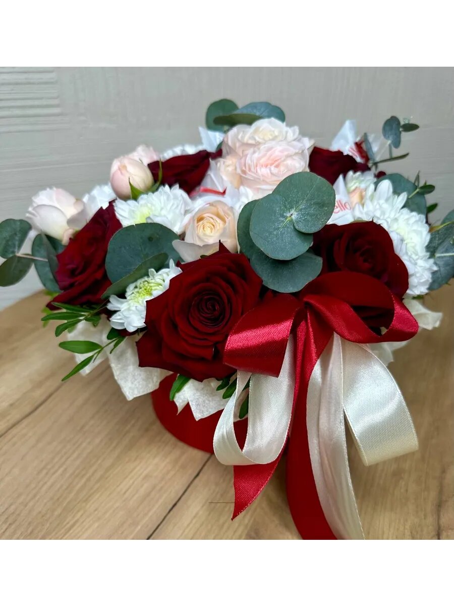 Композиция в коробке "Роза, хризантема и раффаэлло", 13 цветов