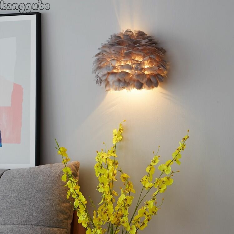Настенный светильник из перьев