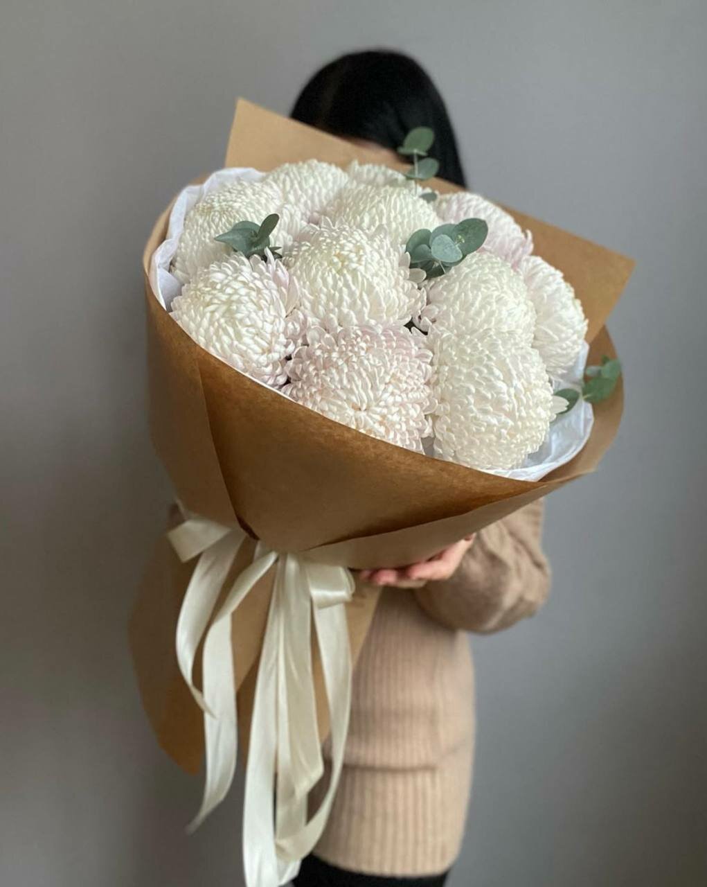 Элегантный букет из белых хризантем с эвкалиптом в крафтовой упаковке, 11 шт.