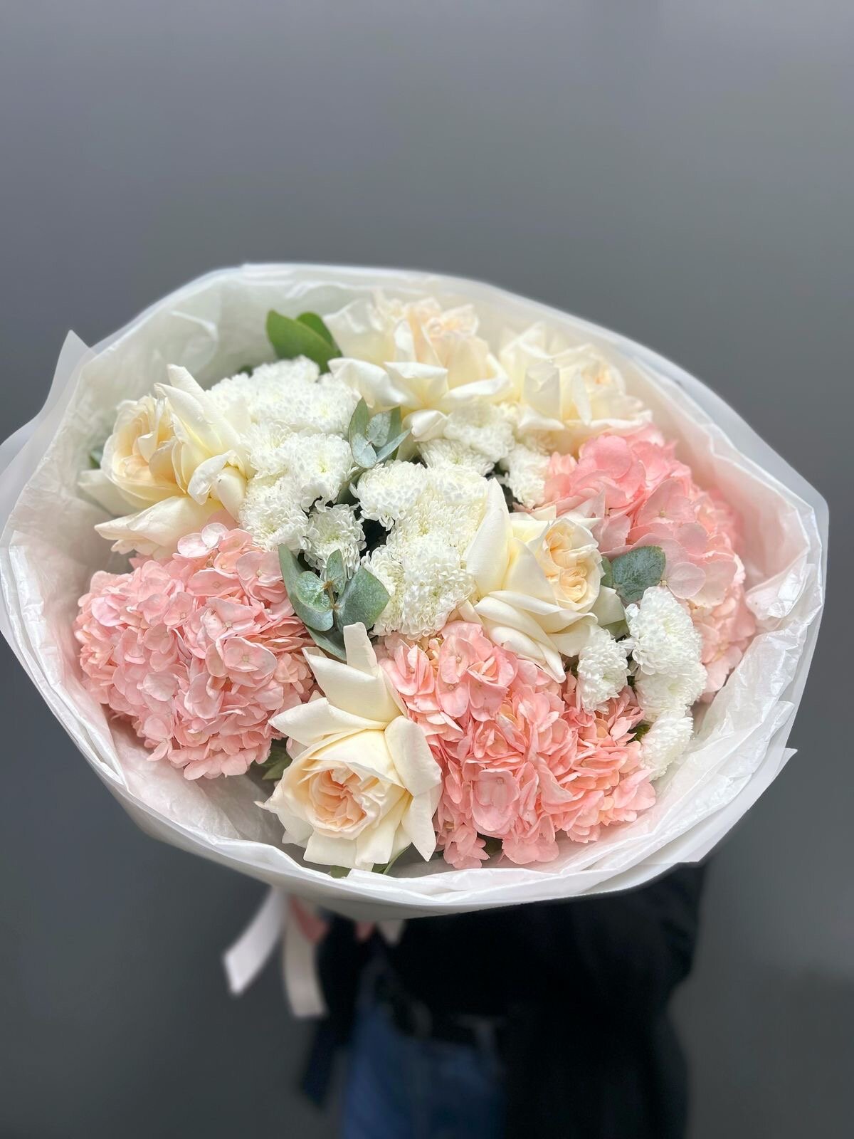 Букет FLOWELLE "Ассорти", гортензии, розы, хризантемы, ветви эвкалипта, 13 шт.