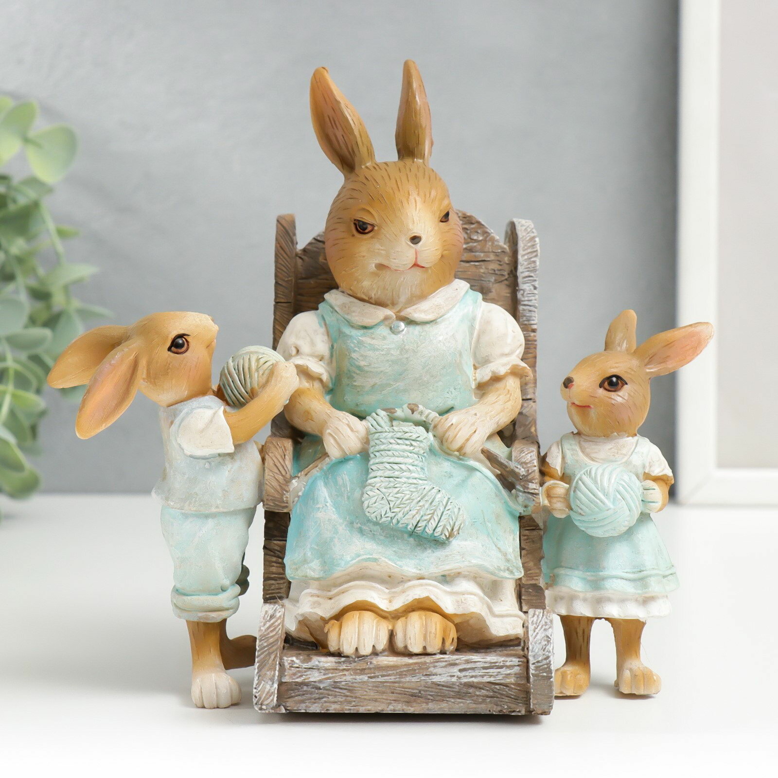 Фигурка полистоун "Зайка-бабуля с внучатами", 16.5x11x17.5 см
