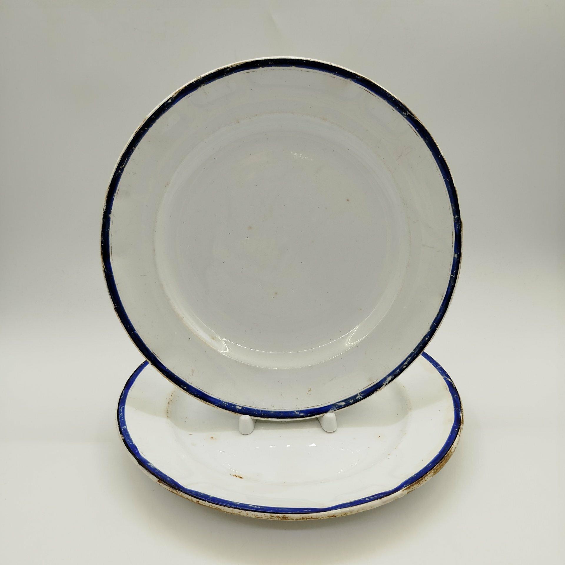 Набор из двух тарелок с синим кантом, фаянс, роспись, золочение