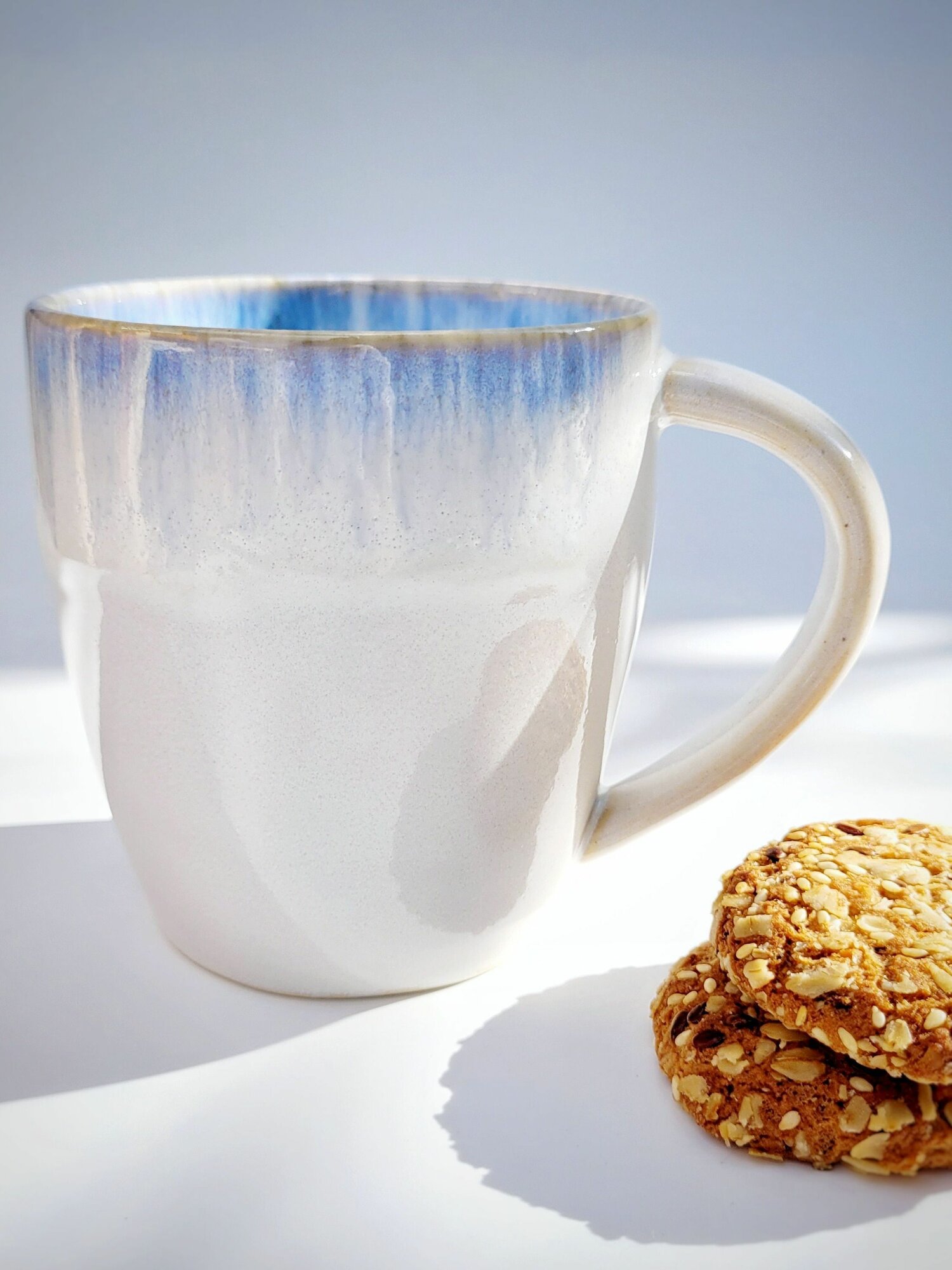 Кружка, чашка с ручкой голубая Costa Nova "RIA BLUE Brisa" 1 шт, 440 мл. Ударопрочная, профессиональная керамика. Для чая, кофе, капучино, латте. Португалия