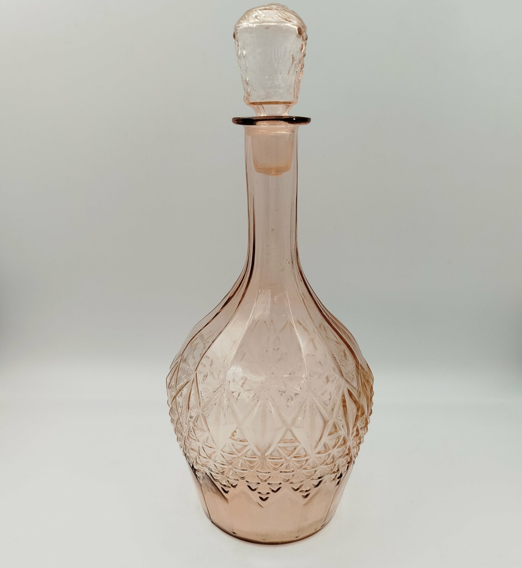 Штоф розоватого оттенка с геометрическим декором, стекло, СССР, 1960-1980 гг.