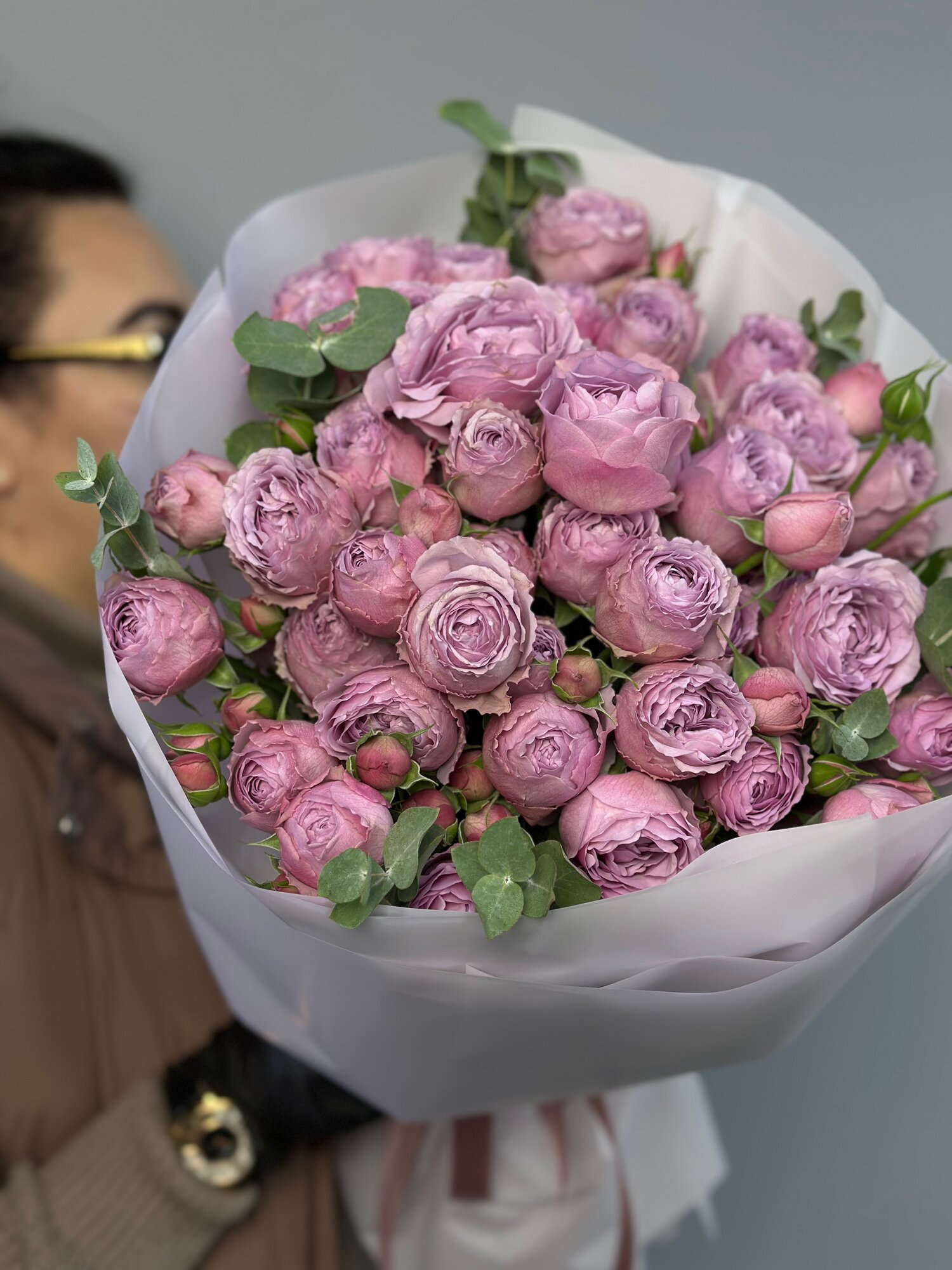 Монобукет WEST FLORA, из пионовидной розы и эвкалипта, дизайнерская упаковка, 35×60