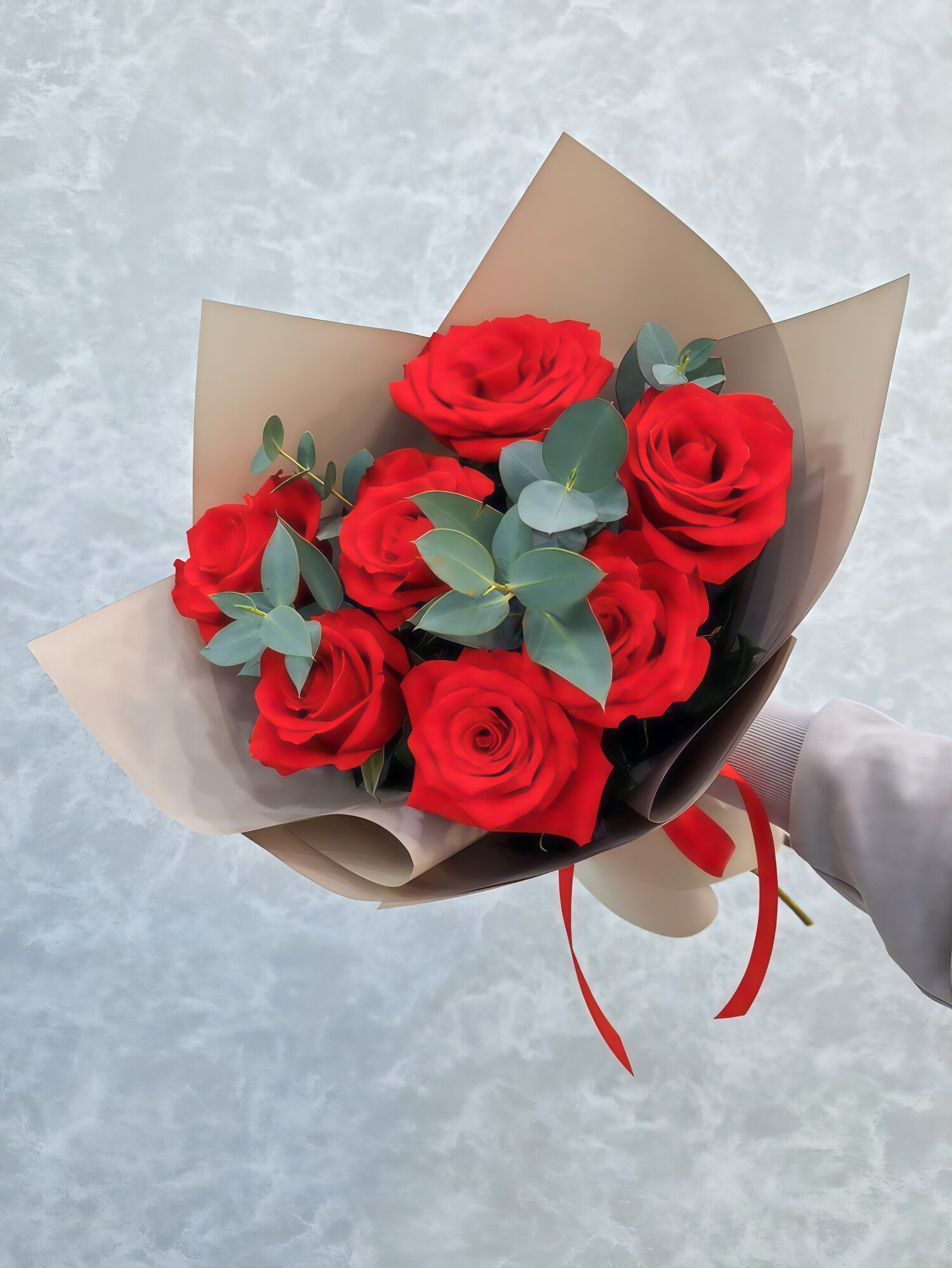 Букет красных роз 7 шт с эвкалиптом красивый букет премиум цветы