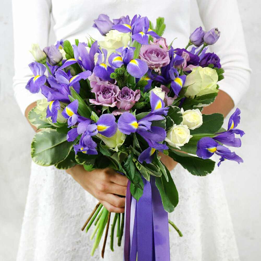 Букет цветов "Ирисы и розы", 40 см, для любимой, мамы, бабушки и коллеги