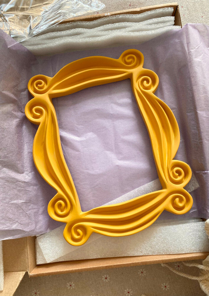 Желтая рамка из сериала "Друзья" 24х20см