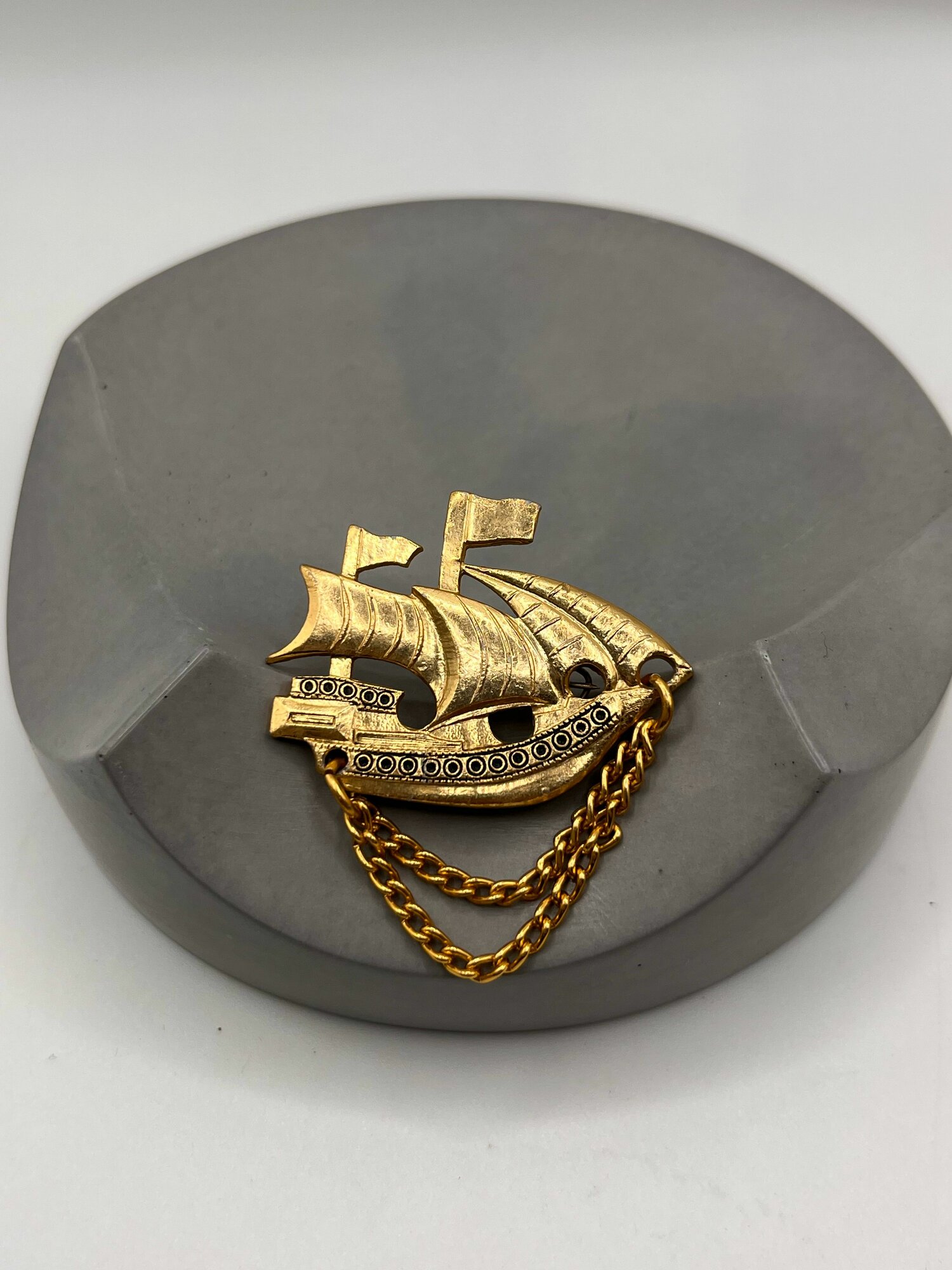 Винтажная брошь с подвесами, Корабль