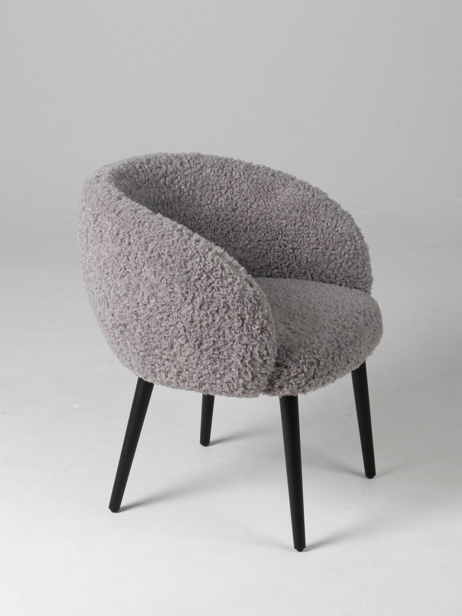 Кресло дизайнерское мягкое HOLLY, серый, ножки массив бука цвет черный