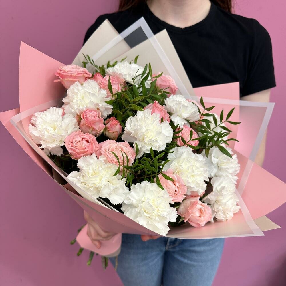 Букет из белых гвоздик и пионовидных роз Мадам Бомбастик высота букета 40 см от Bestflo купить с доставкой