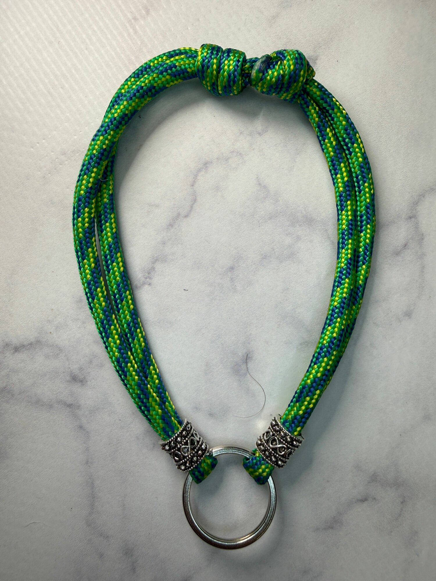 Шнурок для адресника из паракорда с металлическими бусинами для мелких и средних пород собак и для кошек.