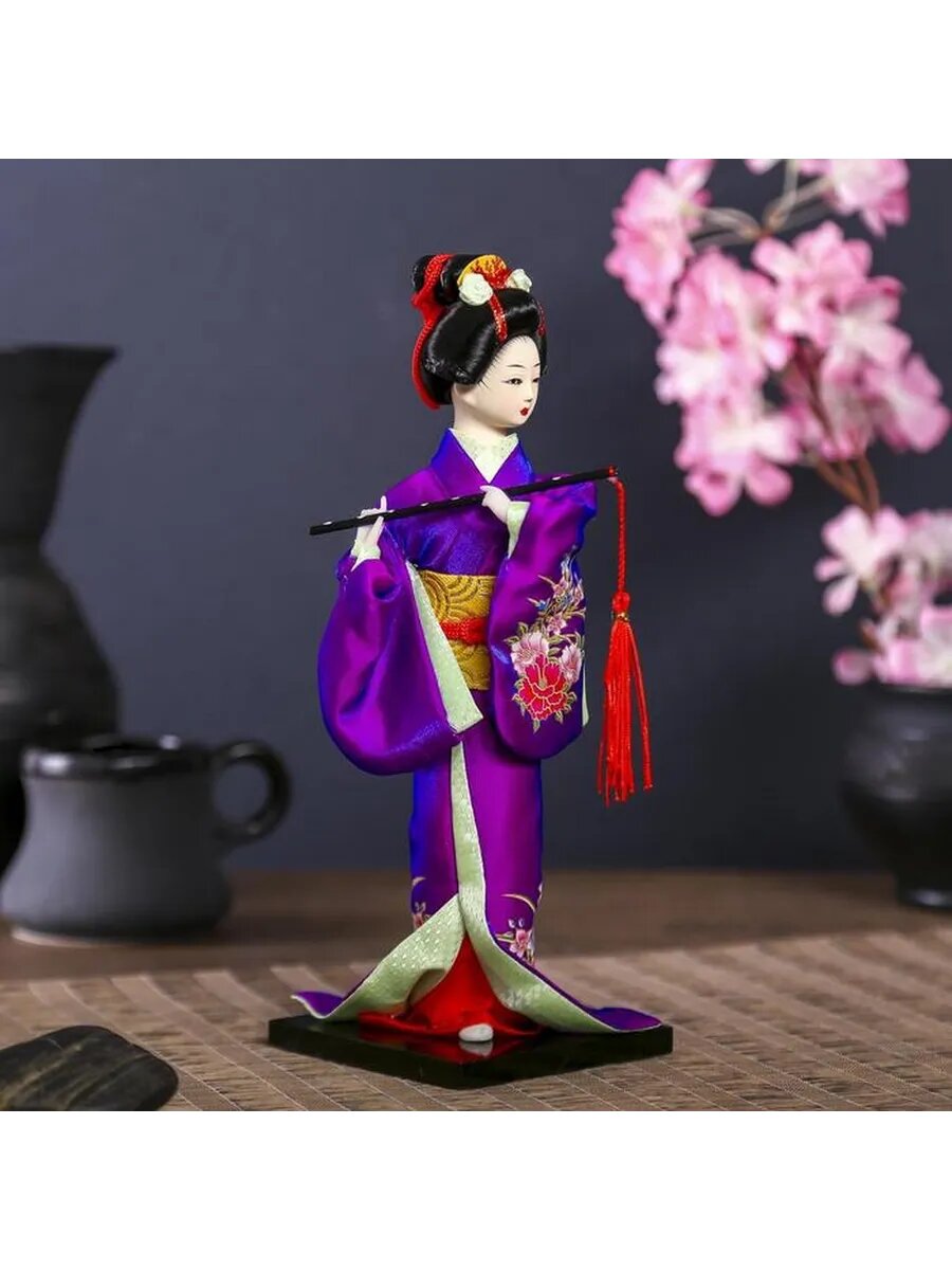 Очаровательная японская кукла в фиолетовом кимоно