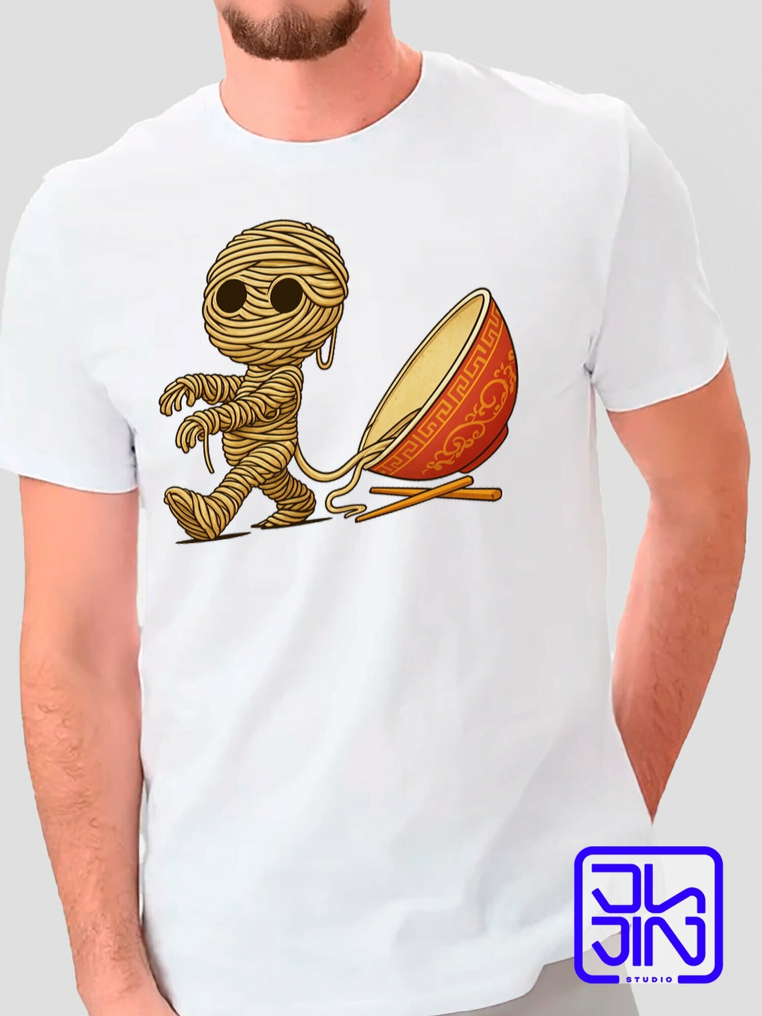 Футболка классическая мужская с авторским принтом Веселая креативная мумия из песочной лапши рядом с бежевой миской, белый хлопковый трикотаж с прикольным рисунком на груди