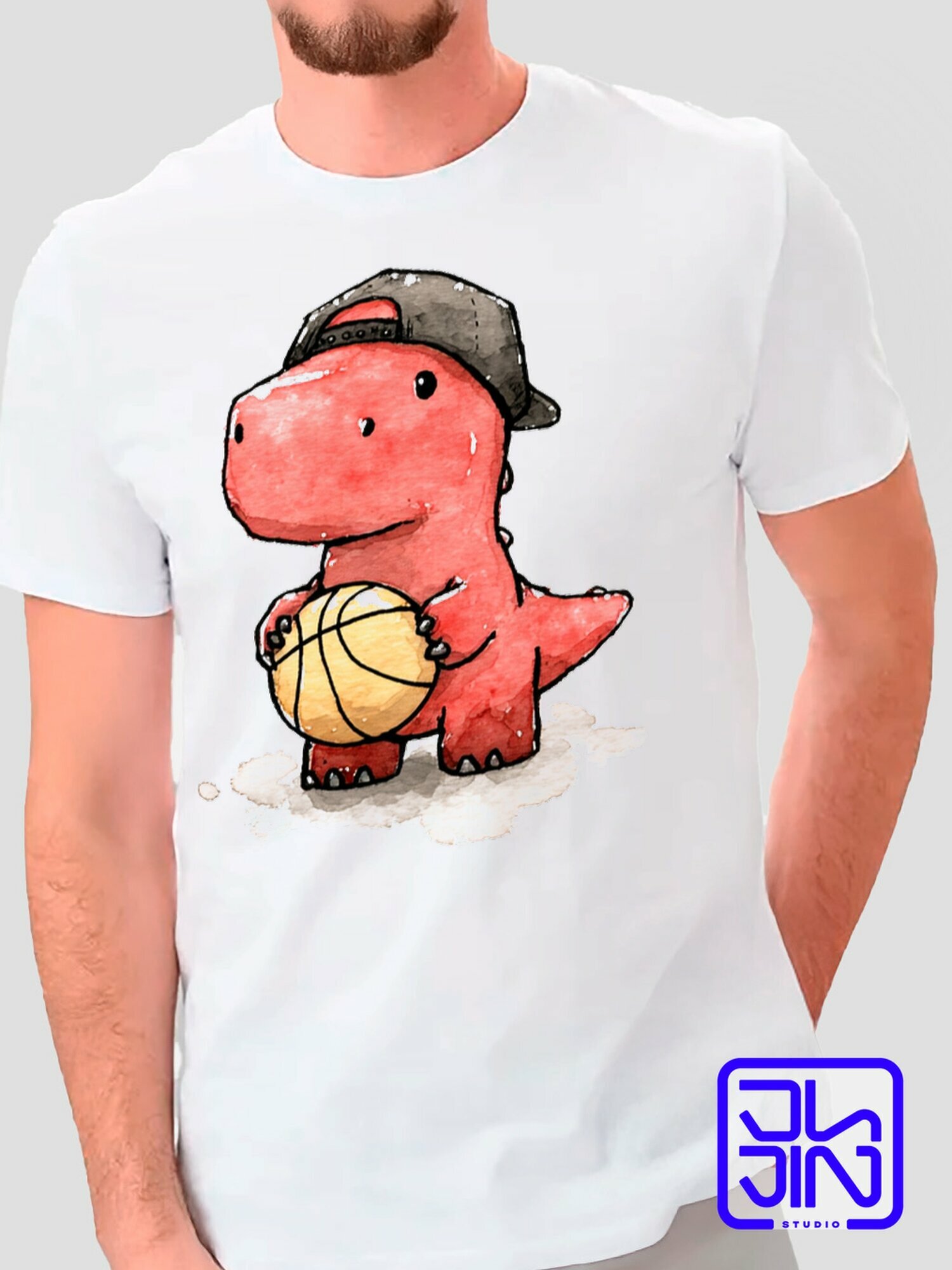 Футболка классическая мужская с авторским принтом Веселый красно-черный динозавр с баскетбольным мячом и стильной красной кепкой, белый хлопковый трикотаж с прикольным рисунком на груди