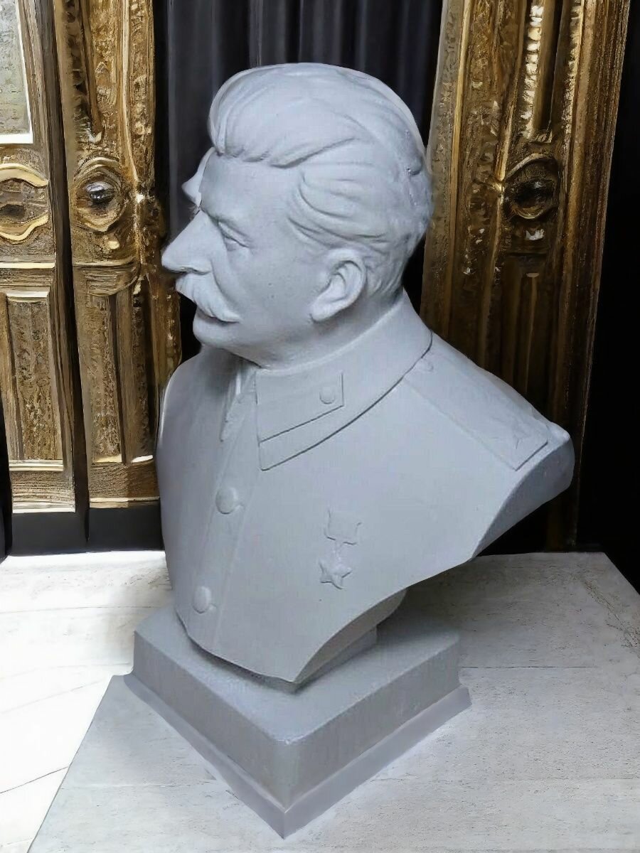 Бюст Сталина в кителе из камня высотой 100мм. Белый, тяжёлый и холодный